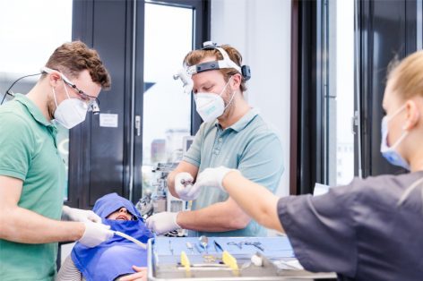 Weisheitszahnoperation mit Eigenblut - Mund-, Kiefer- und ...